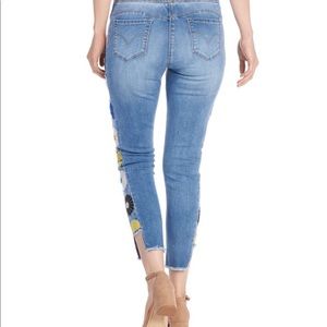 Coco + Carmen | Jeans | Daisy Embroidered Light Denim Jeans | Poshmark